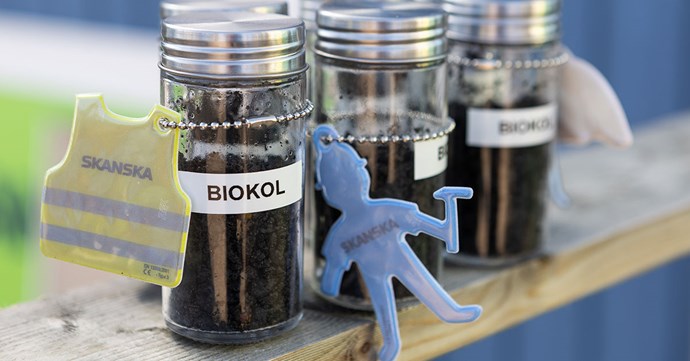 Gjutning med biokolsblandad betong | skanska.se